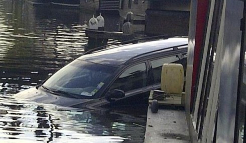 Auto rijdt het water in bij Poelebrug | OOG Groningen