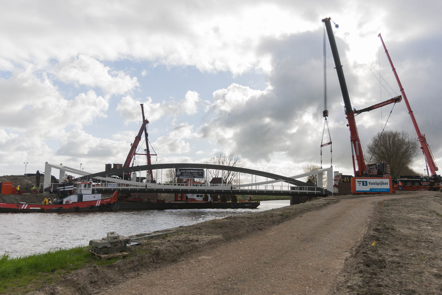 Nieuwe brug Dorkwerd ligt op zijn plek | OOG Groningen