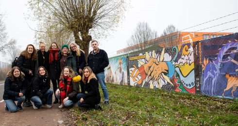 Minerva studenten sieren bouwplekken Zernike op met kunst | OOG Groningen