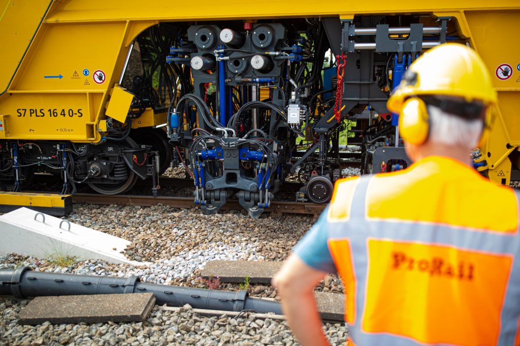 Werkzaamheden aan spoor: “230 Palen, 110 balken, 18 kilometer draad en ...