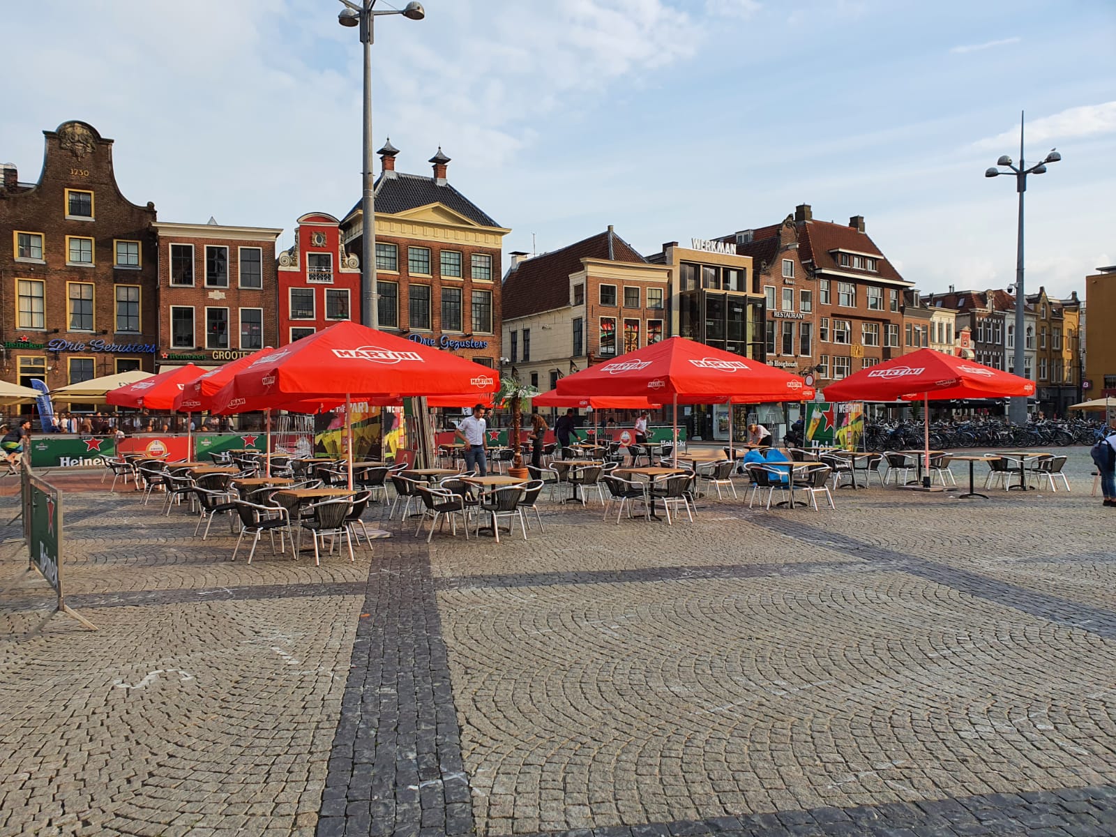 Groot terras met 2.500 stoelen verrijst met Koningsdag op Grote Markt: “Mensen kunnen er ...
