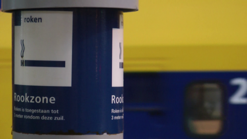 Rookzones op treinstations worden deze maand ontmanteld | OOG Groningen