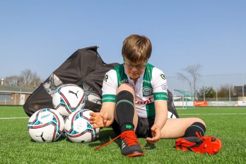 Luis Suárez schenkt 50 voetballen aan Kids United na 500ste goal | OOG ...