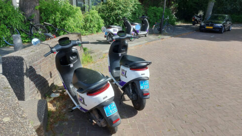 Deelscooteraanbieder Check rolt 400 digitale parkeerhubs uit | OOG ...