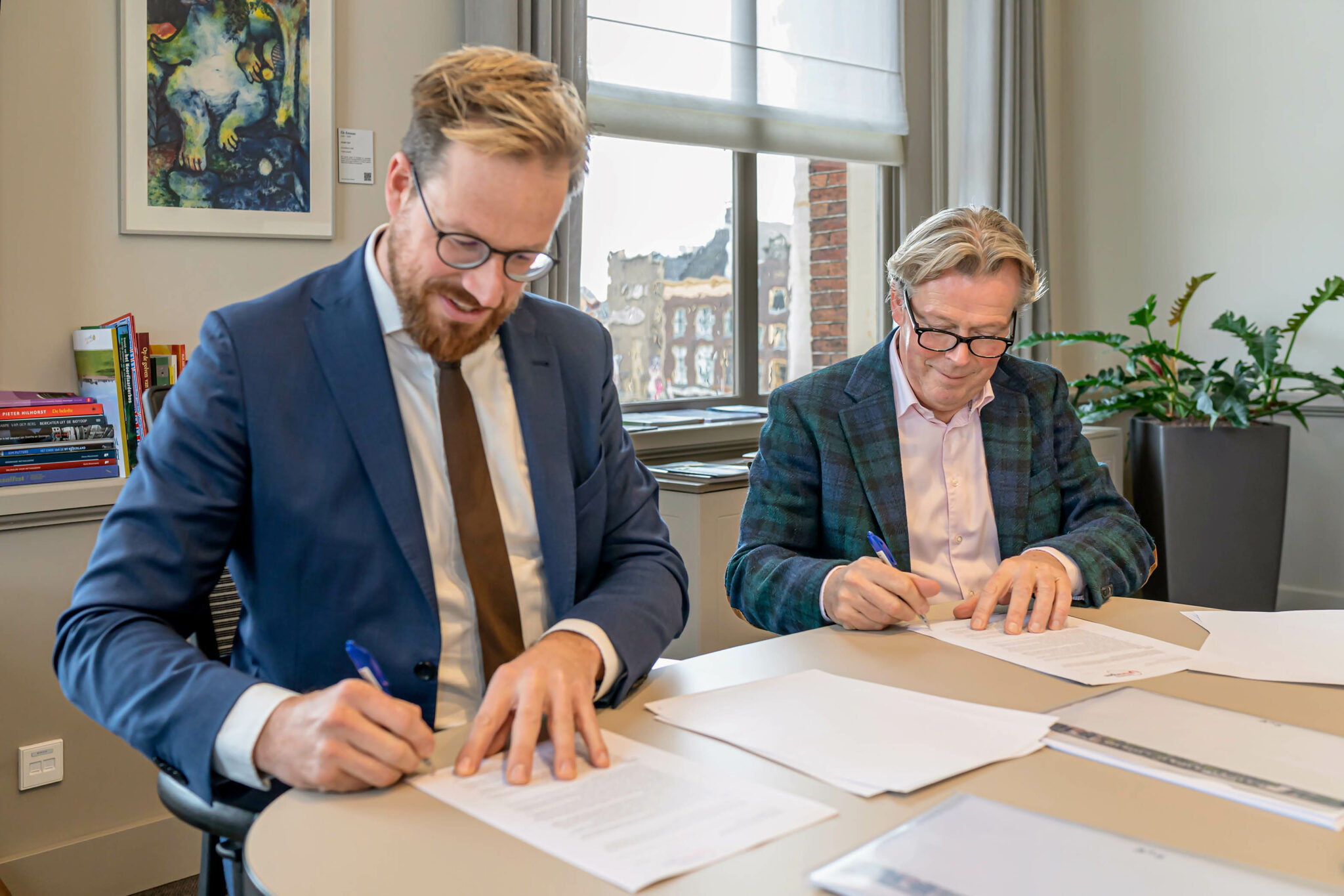 Ontwikkelaar en wethouder tekenen voor 158 woningen met groene ...