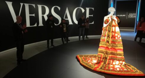 Alvast binnen kijken bij grote Versace-tentoonstelling in Groninger ...