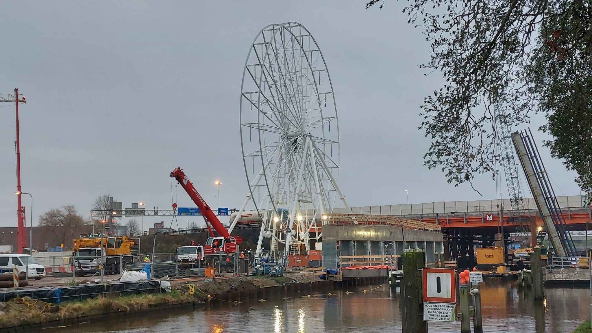 Verlicht reuzenrad bij Julianaplein draait eerste rondjes (update ...