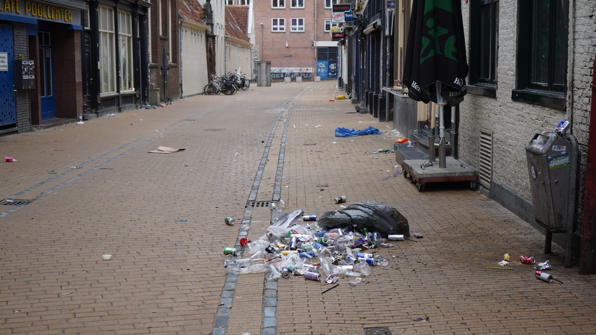 Afval op straat neemt toe door staking gemeentemedewerkers: “In de ...
