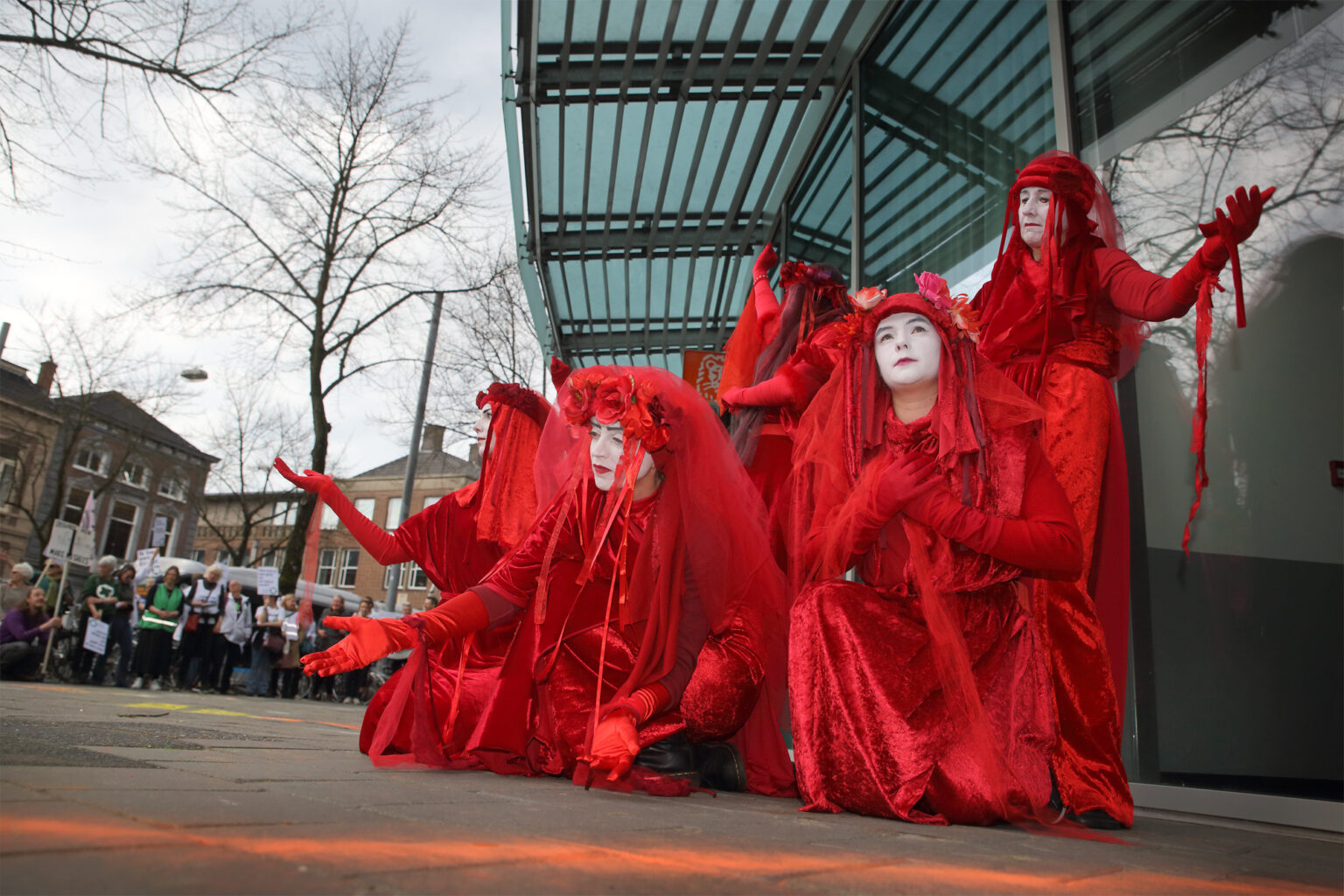 Extinction Rebellion voert actie bij kantoor ING Hereplein | OOG Groningen
