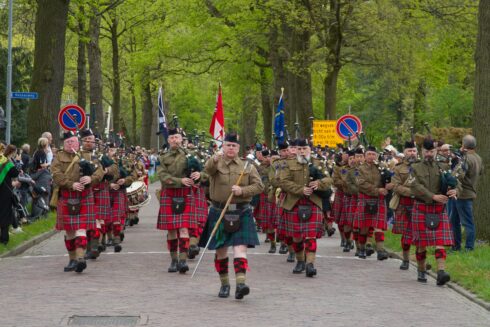 Doedelzakband ‘The Black Watch of Canada’ brengt bezoek aan Stad: “Dit ...