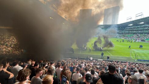 Wedstrijd FC Groningen definitief gestaakt na rookbommen en supporter op het veld - Oozo.nl