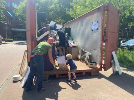 Gratis grofvuil wegbrengen in de Oosterparkwijk: ‘Wat een top actie ...