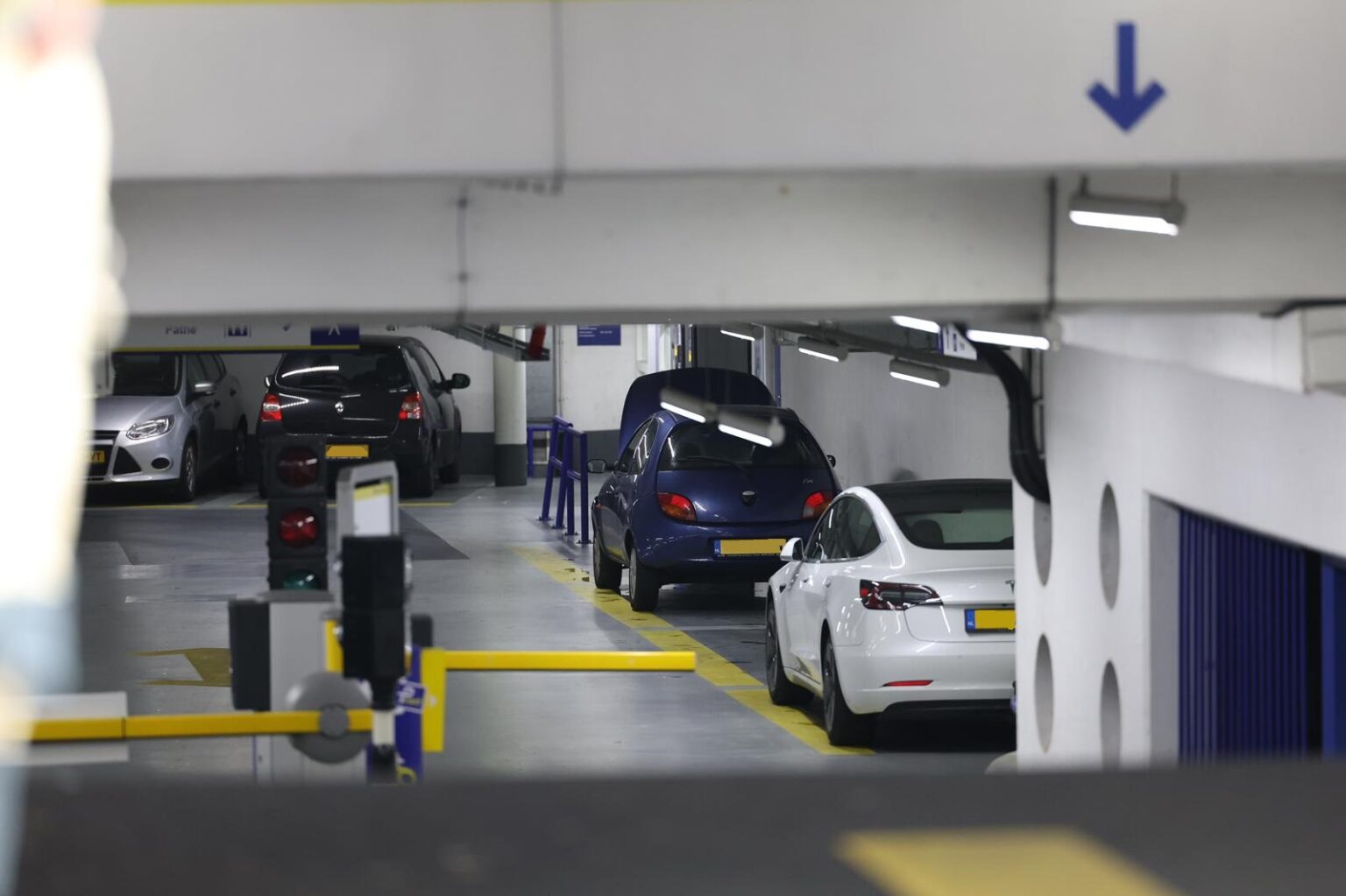 Autobrand in parkeergarage Pathé Bioscoop snel onder controle | OOG ...