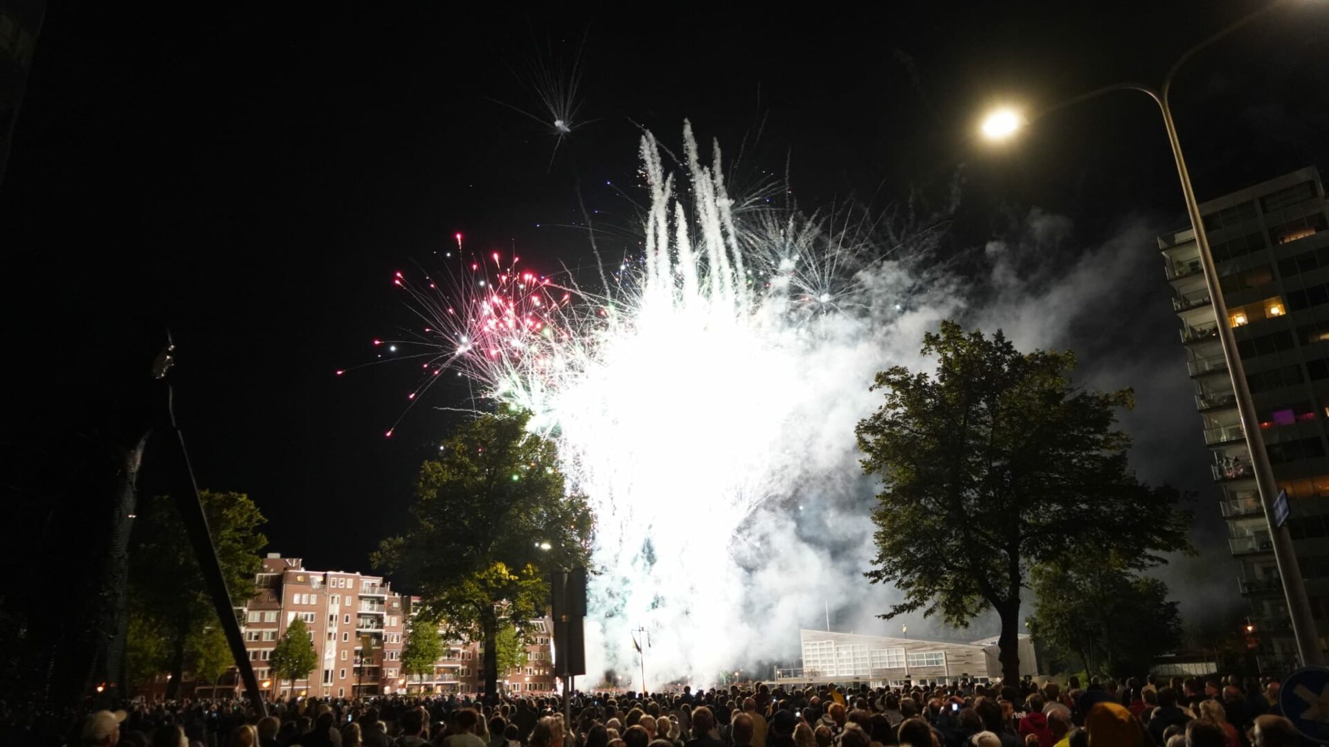 Groningens Ontzet afgesloten met groots vuurwerk: “Erg veel mensen ...