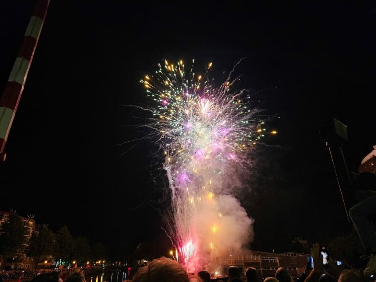 Groningens Ontzet afgesloten met groots vuurwerk: “Erg veel mensen ...