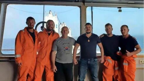 Bemanning Gronings vrachtschip krijgt Filipijnse prijs voor redding ...