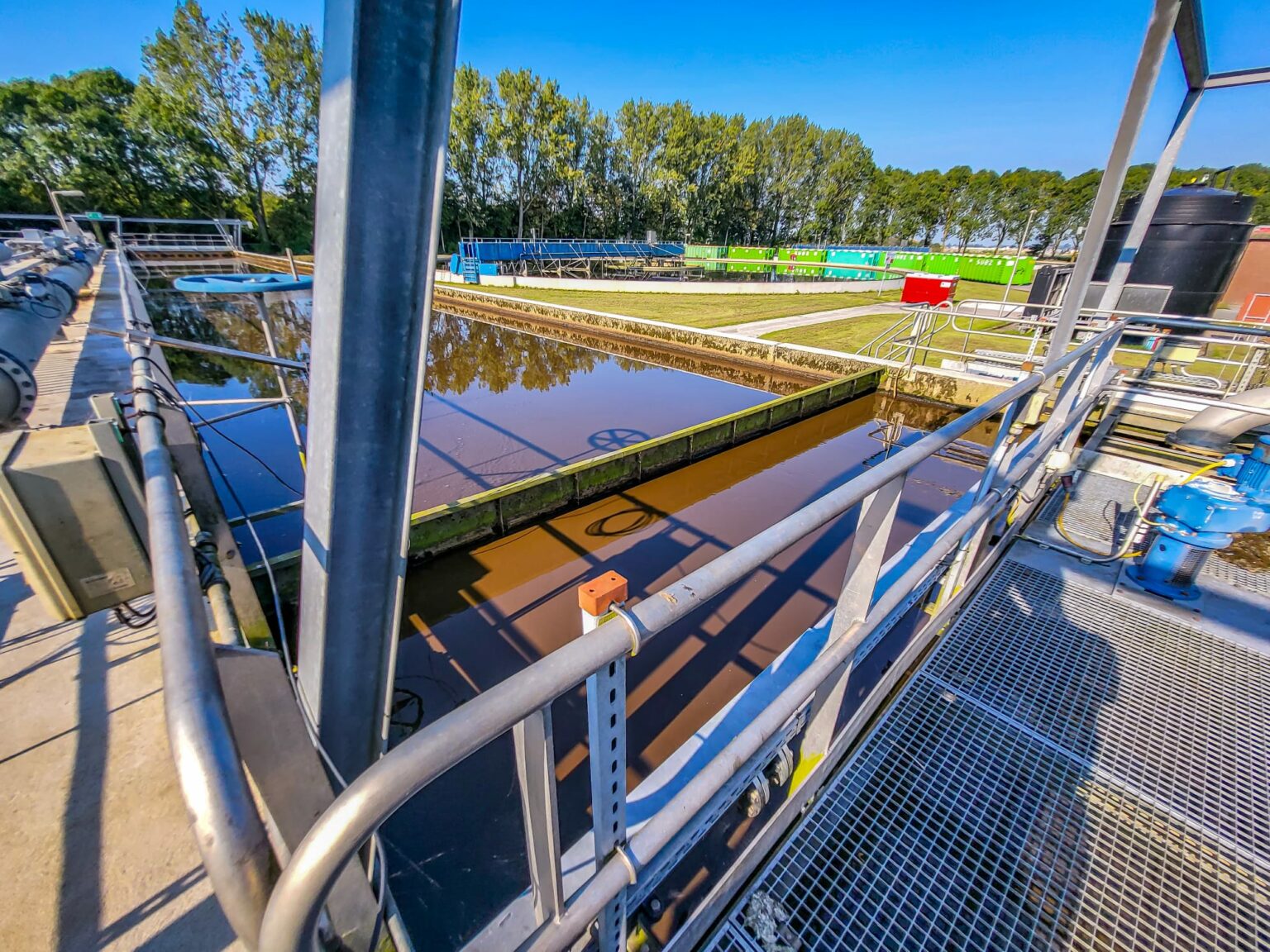 Wandelen door het riool: “Er brandt één lamp, en voor de rest helemaal ...