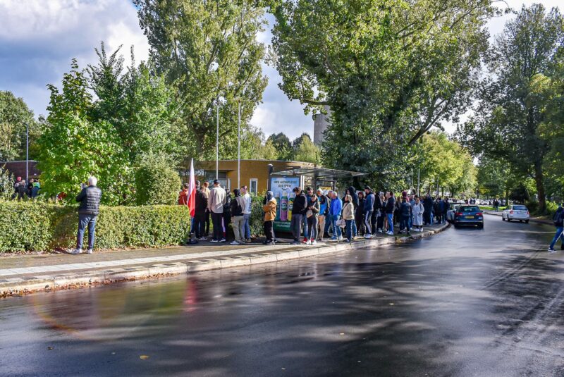 Poolse verkiezingsdag zorgt voor lange rijen in Vinkhuizen: “Ze komen ...