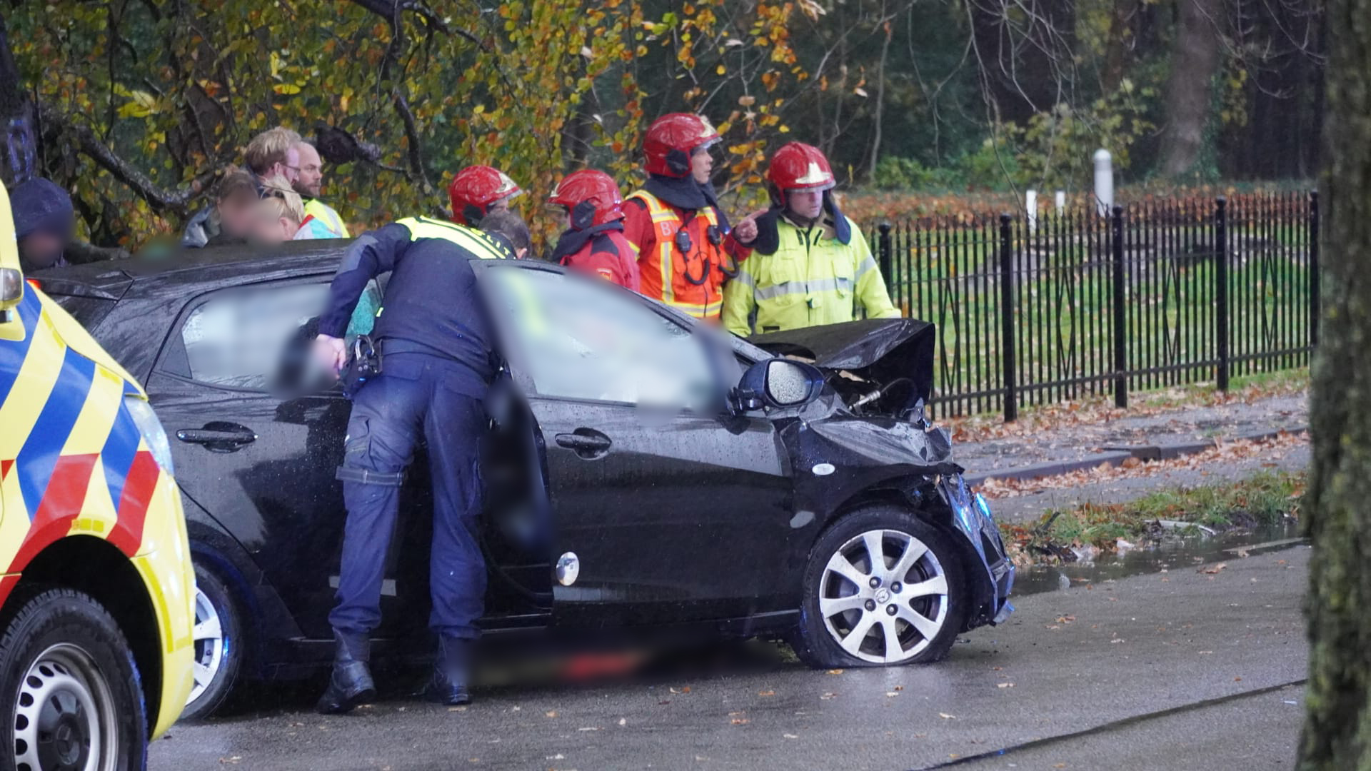 Frontale botsing op Rijksstraatweg in Glimmen; brandweer bevrijdt ...