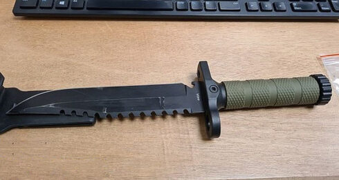 ‘Rambo’ zonder licht (17) aangehouden met drugs, geld en groot mes ...