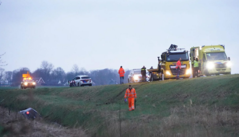 Auto rijdt van talud bij Ten Post, twee gewonden | OOG Groningen