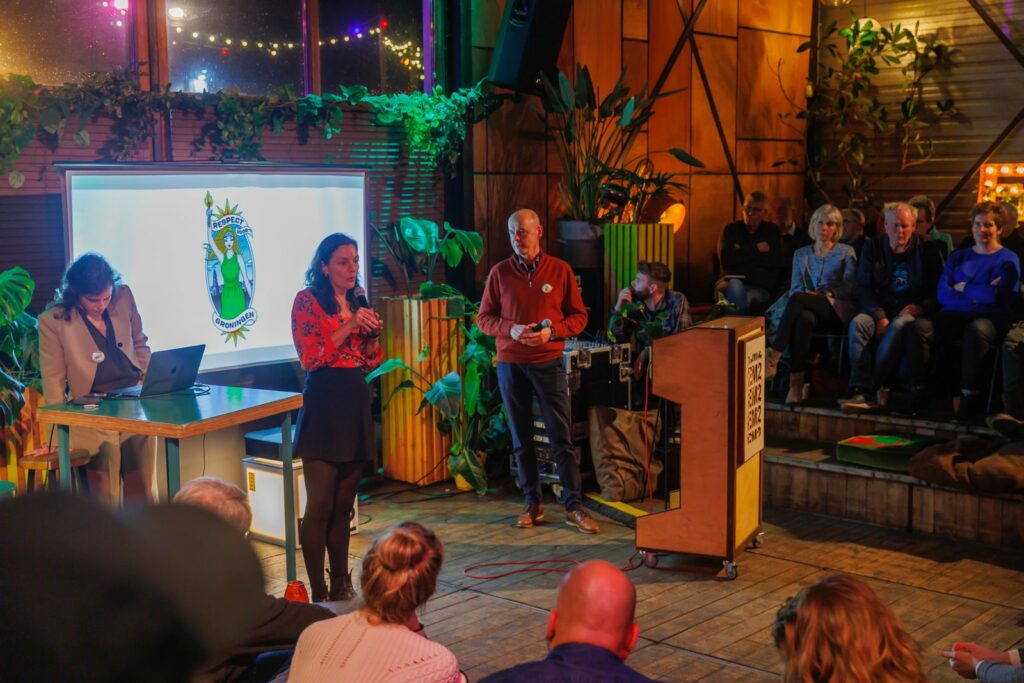 Heftige verhalen en emoties bij open avond jaar na parlementaire ...