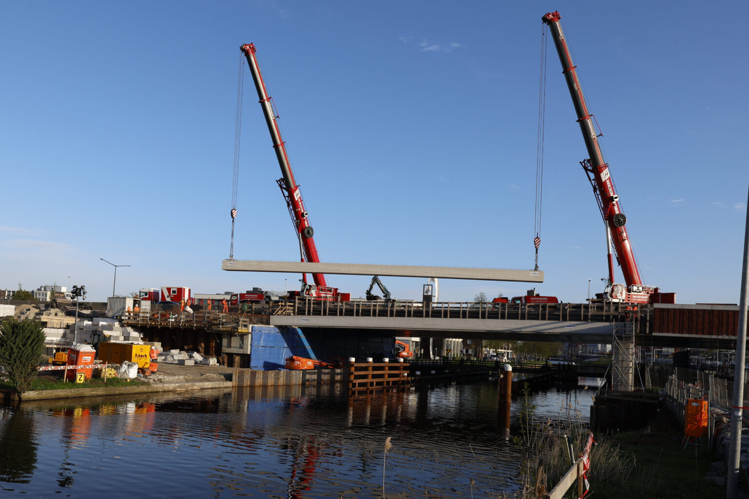In beeld: Grote hijsklus voor Julianabrug, liggers geplaatst over Noord ...