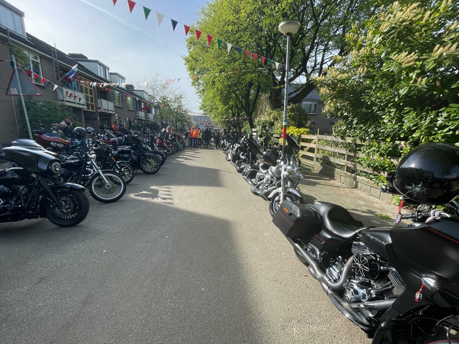 Negenhonderd motoren rijden door Stad: “De stilte verbreken” (foto’s ...