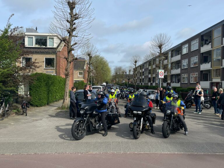 Negenhonderd motoren rijden door Stad: “De stilte verbreken” (foto’s ...