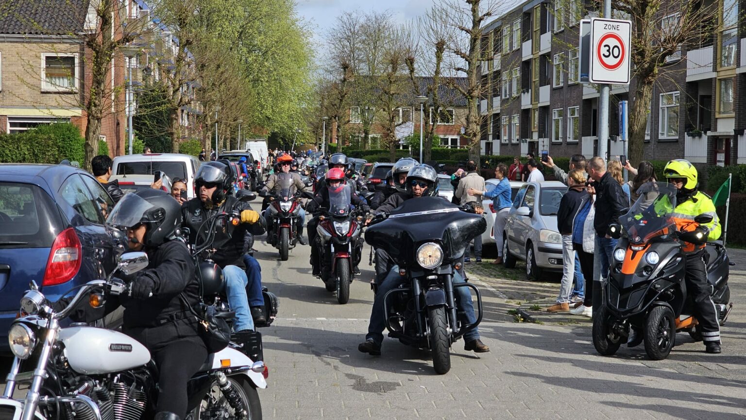 Negenhonderd motoren rijden door Stad: “De stilte verbreken” (foto’s ...