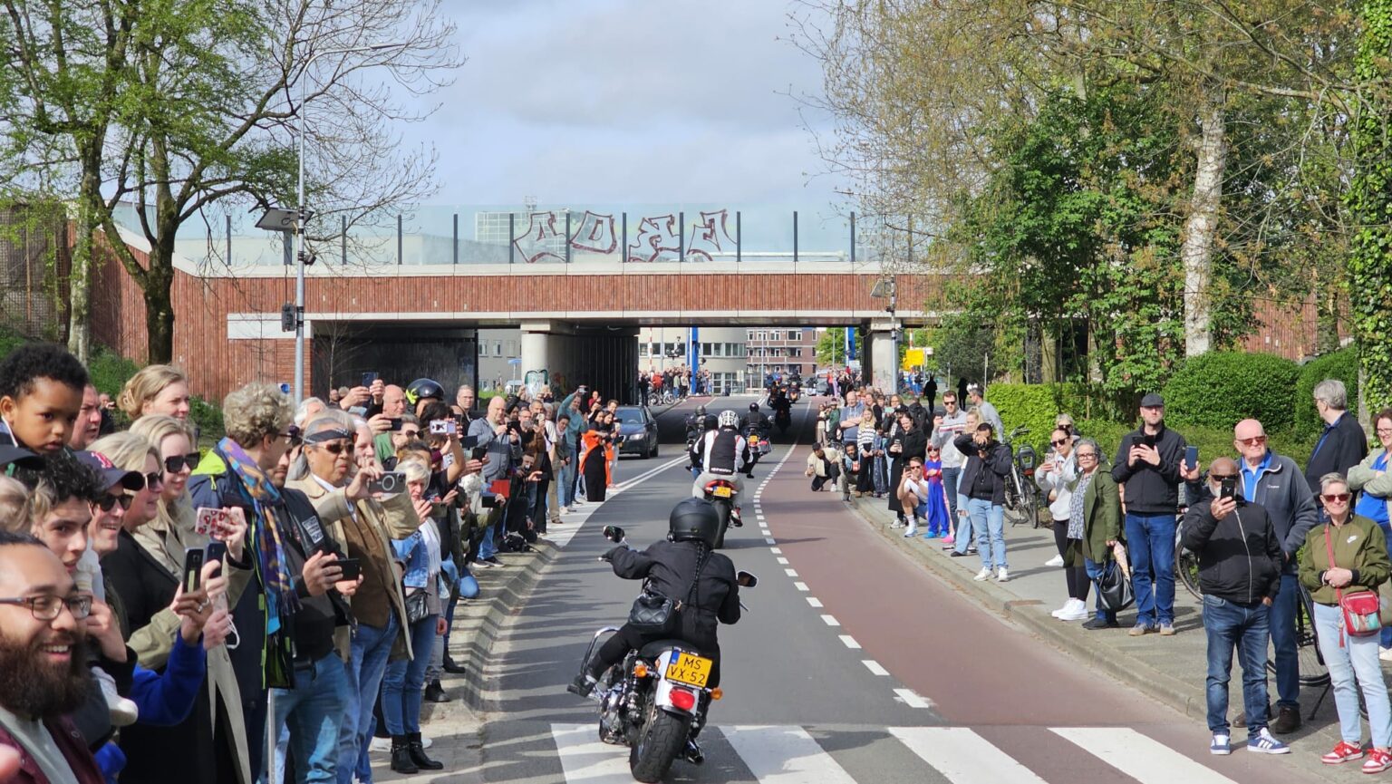 Negenhonderd motoren rijden door Stad: “De stilte verbreken” (foto’s ...