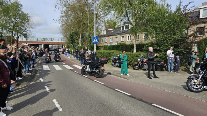 Negenhonderd motoren rijden door Stad: “De stilte verbreken” (foto’s ...