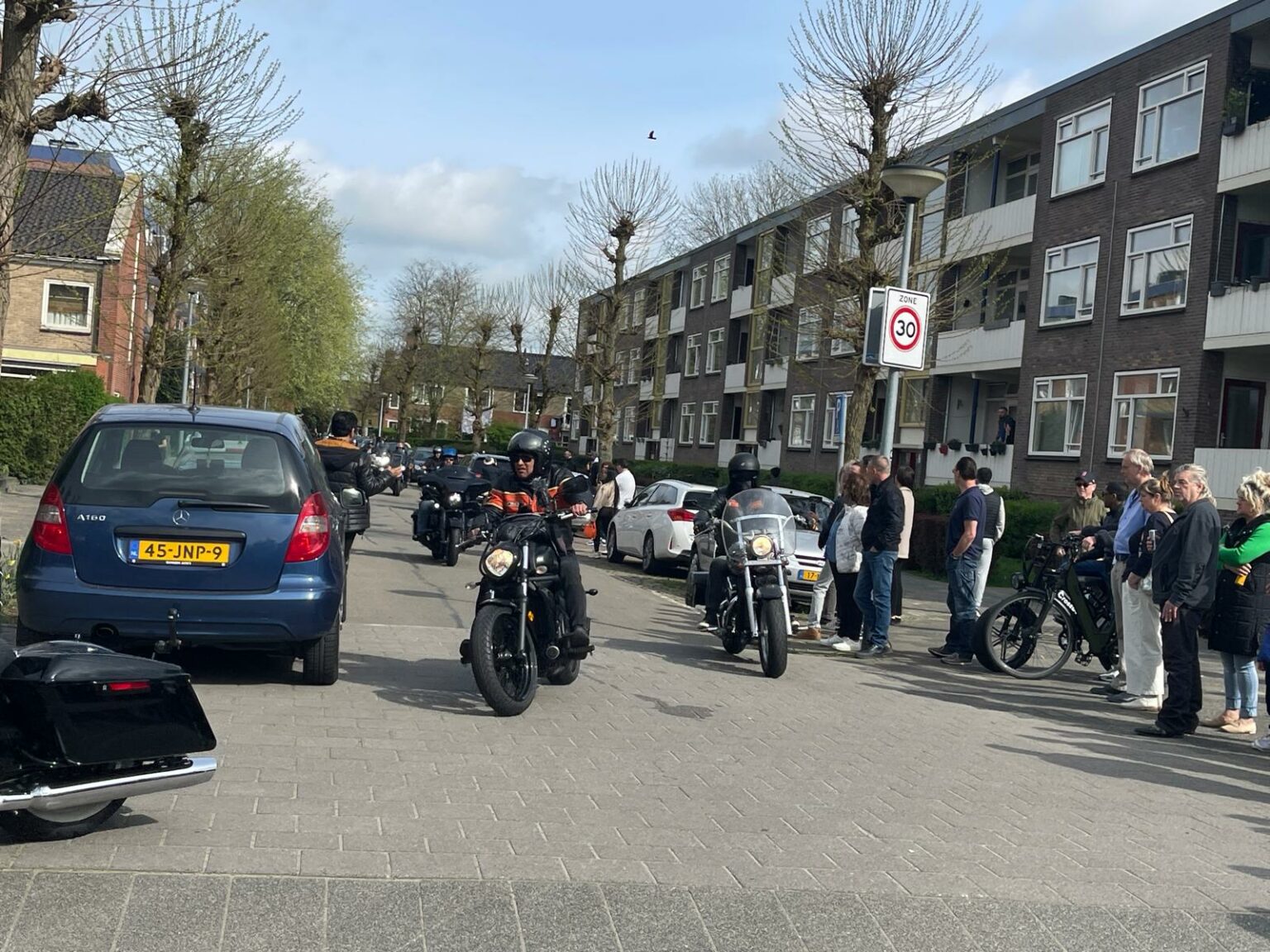 Negenhonderd motoren rijden door Stad: “De stilte verbreken” (foto’s ...