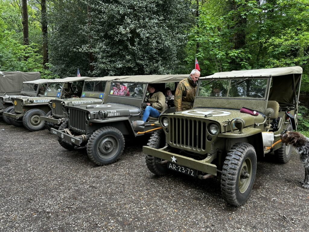 Historische militaire voertuigen rijden door Groningen: “Je moet het ...