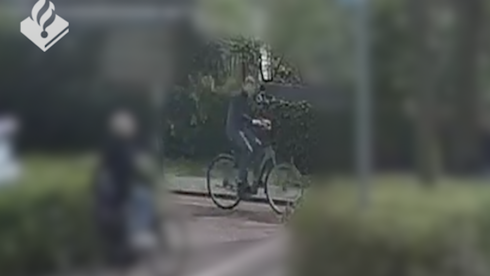 Deze jongen trapt een fietser hard in zijn rug op het Jaagpad ...