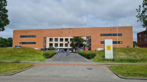 Persoon rent van dak Vindicat gebouw af - Oozo.nl