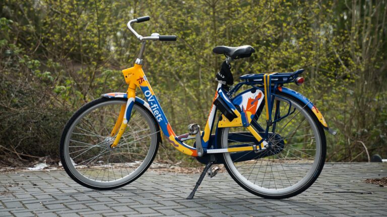 Wethouder Broeksma onthult Groningse OV-fiets | OOG Groningen