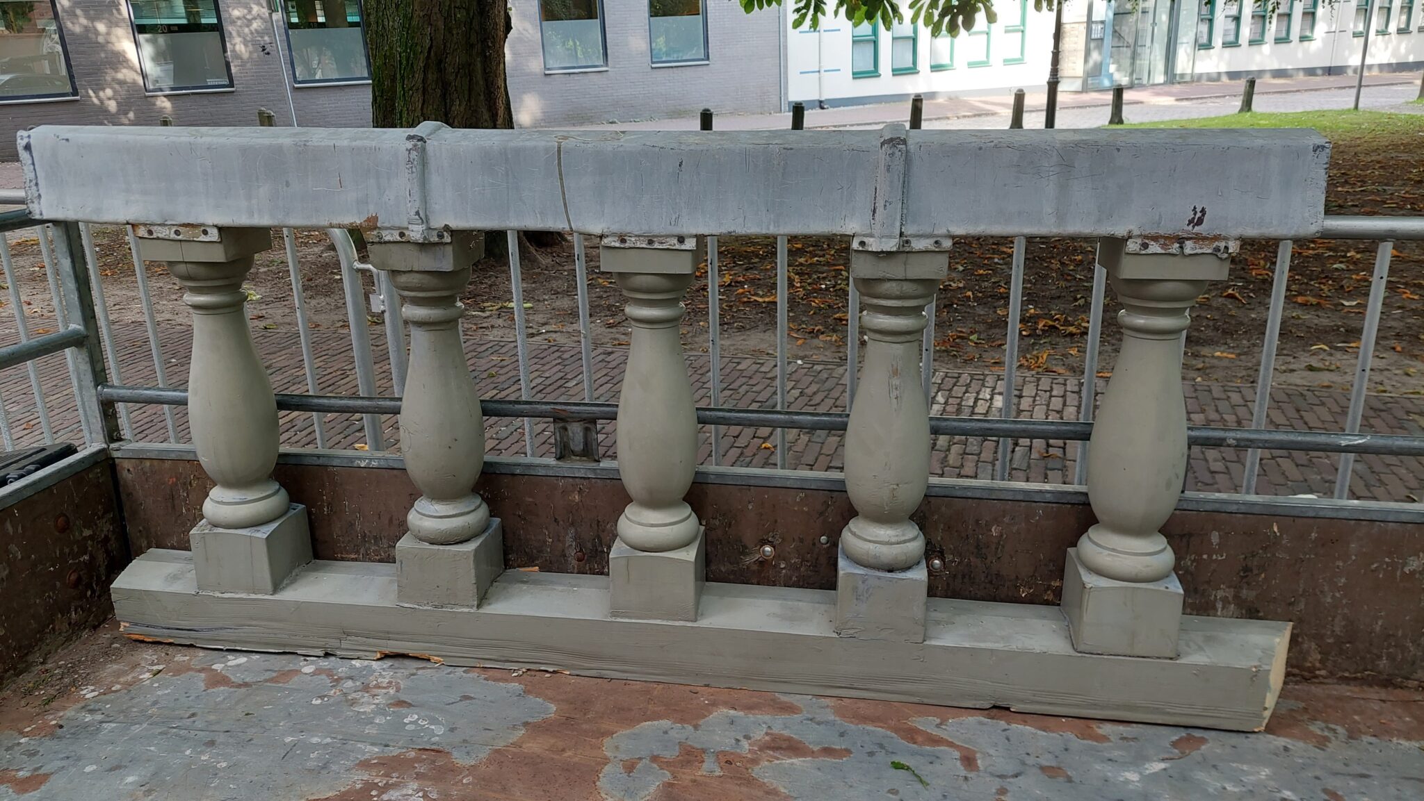 Takelklus vanaf grote hoogte: balustrades weggehaald onder de ‘ui’ van ...