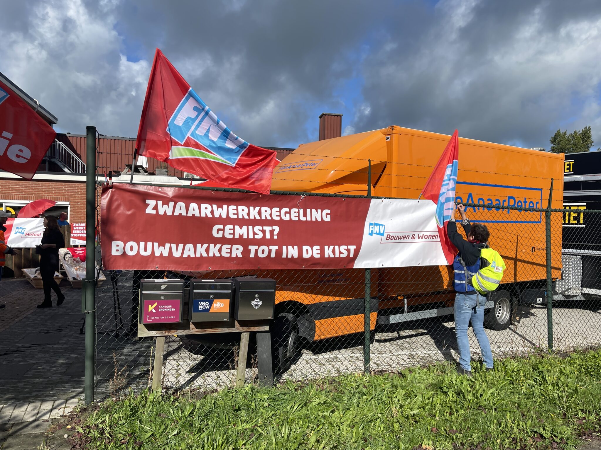 Bouwvakkers en metaalarbeiders voeren actie in Stad en bezetten kantoor ...