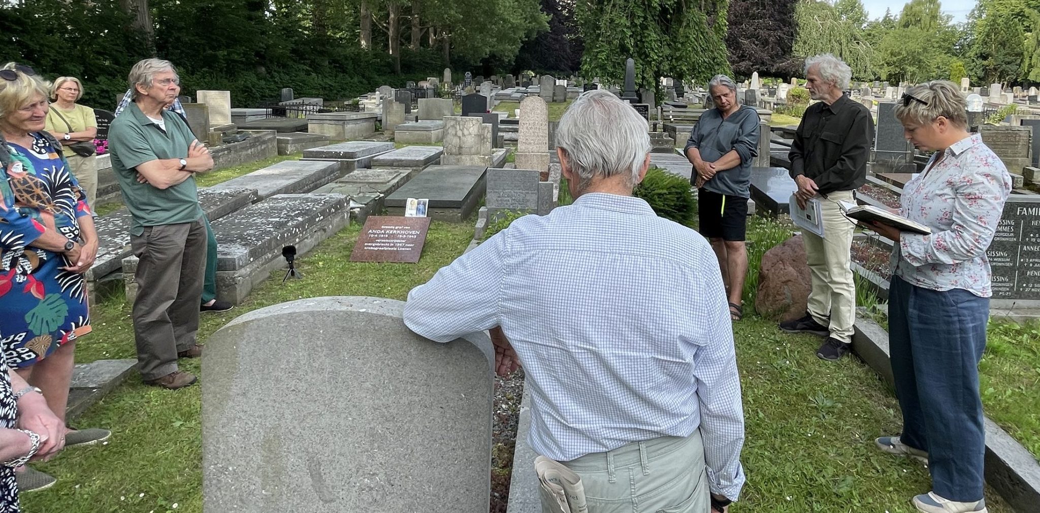 Herinneringssteen voor verzetsstrijder Anda Kerkhoven onthuld op ...
