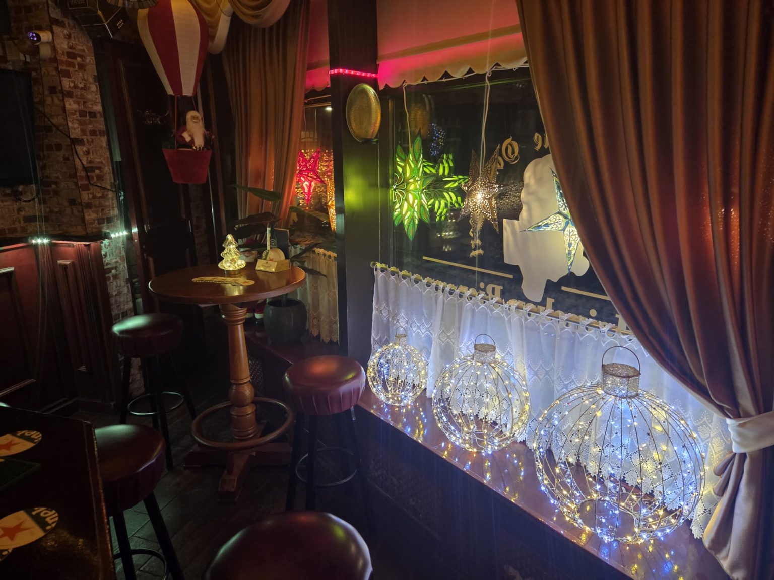 Café De Kleine Oosterpoort omgetoverd in kerstwalhalla: “Elk jaar wordt ...