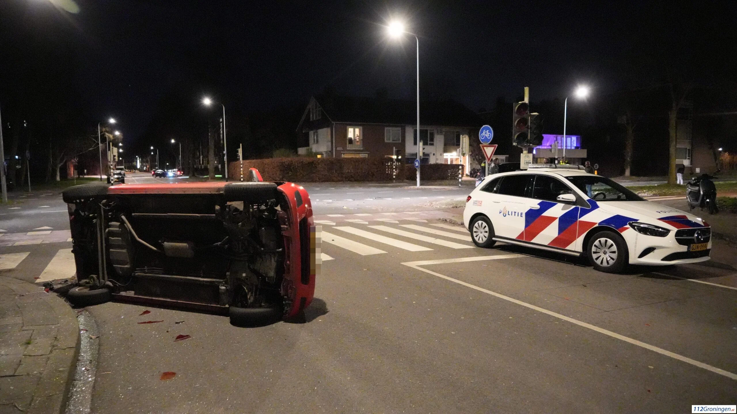 Auto belandt op zijkant bij aanrijding in De Wijert | OOG Groningen