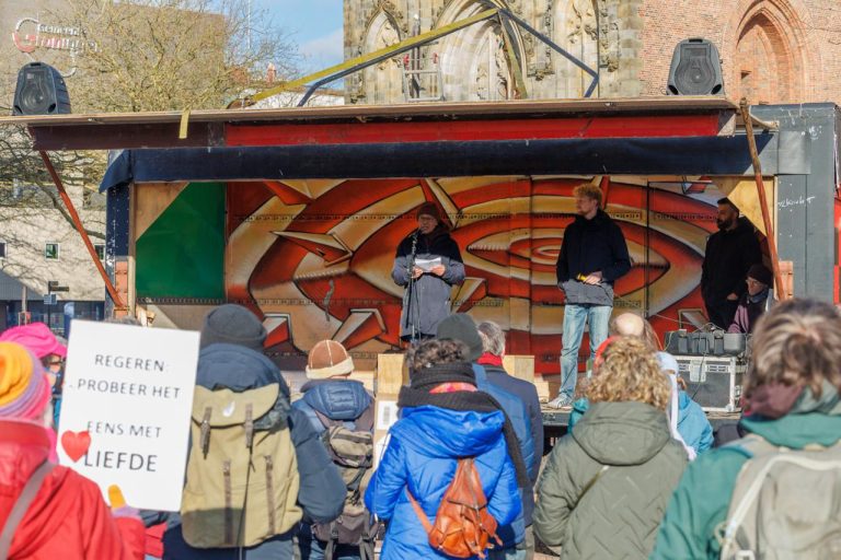 Veel belangstelling voor vredesdemonstratie op Grote Markt: “Ik mis de ...