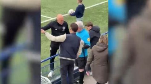 Arjen Robben in de ‘clinch’ met Wilfred Genee tijdens jeugdwedstrijd ...