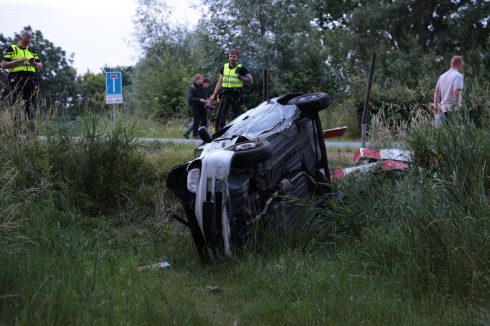 Auto belandt op de zijkant bij Nieuwklap: bestuurder naar het ...