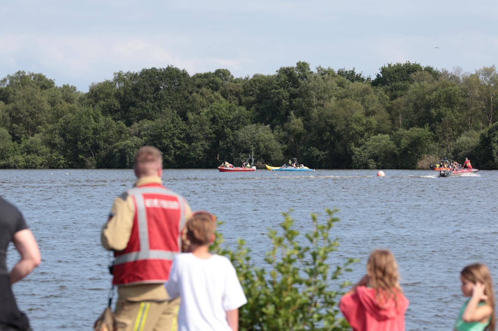Hulpdiensten redden zes personen van zinkende waterskiboot op ...